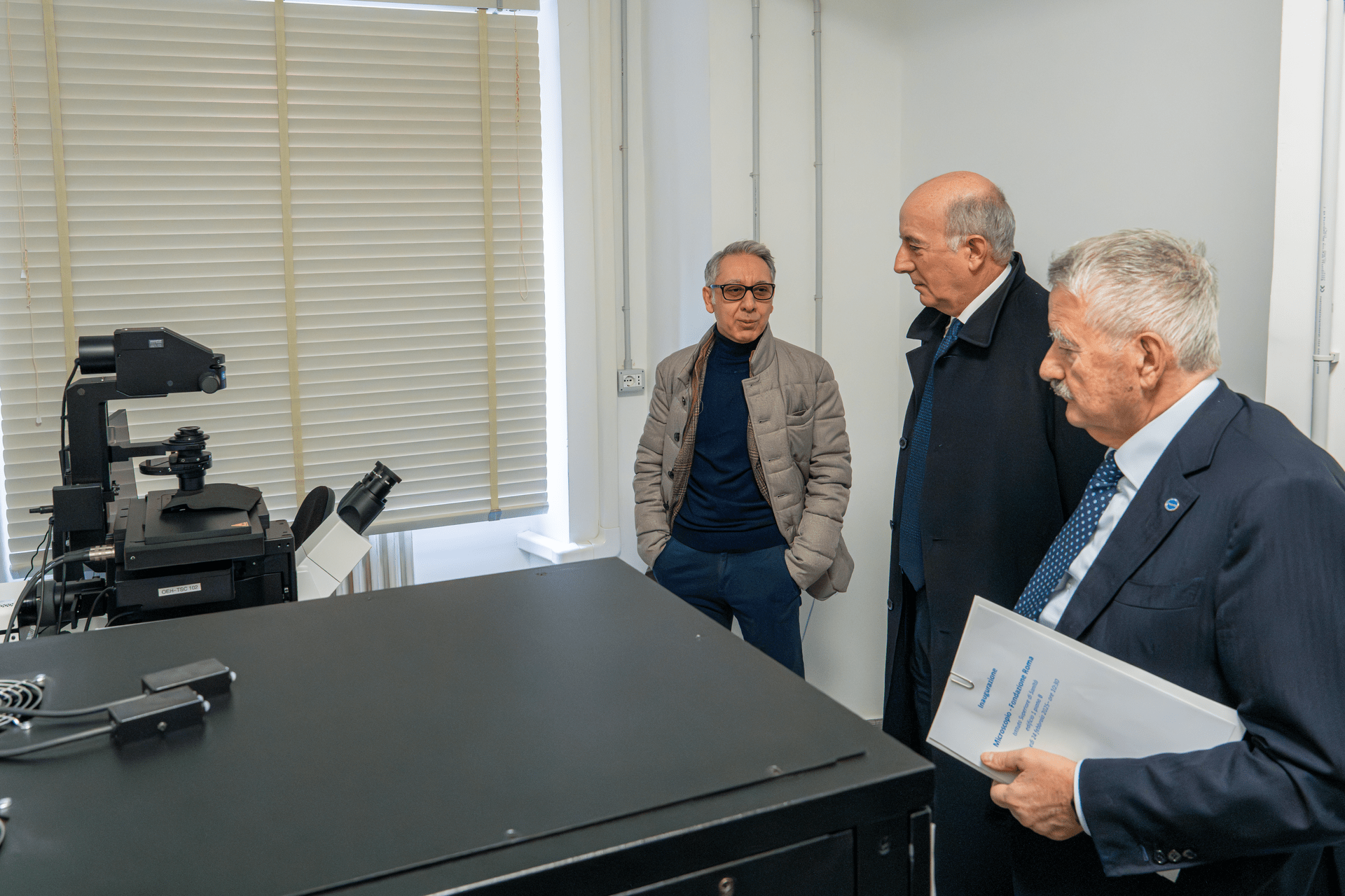 Fondation Rome-Mo, microscope pour étudier le cancer et les maladies ...